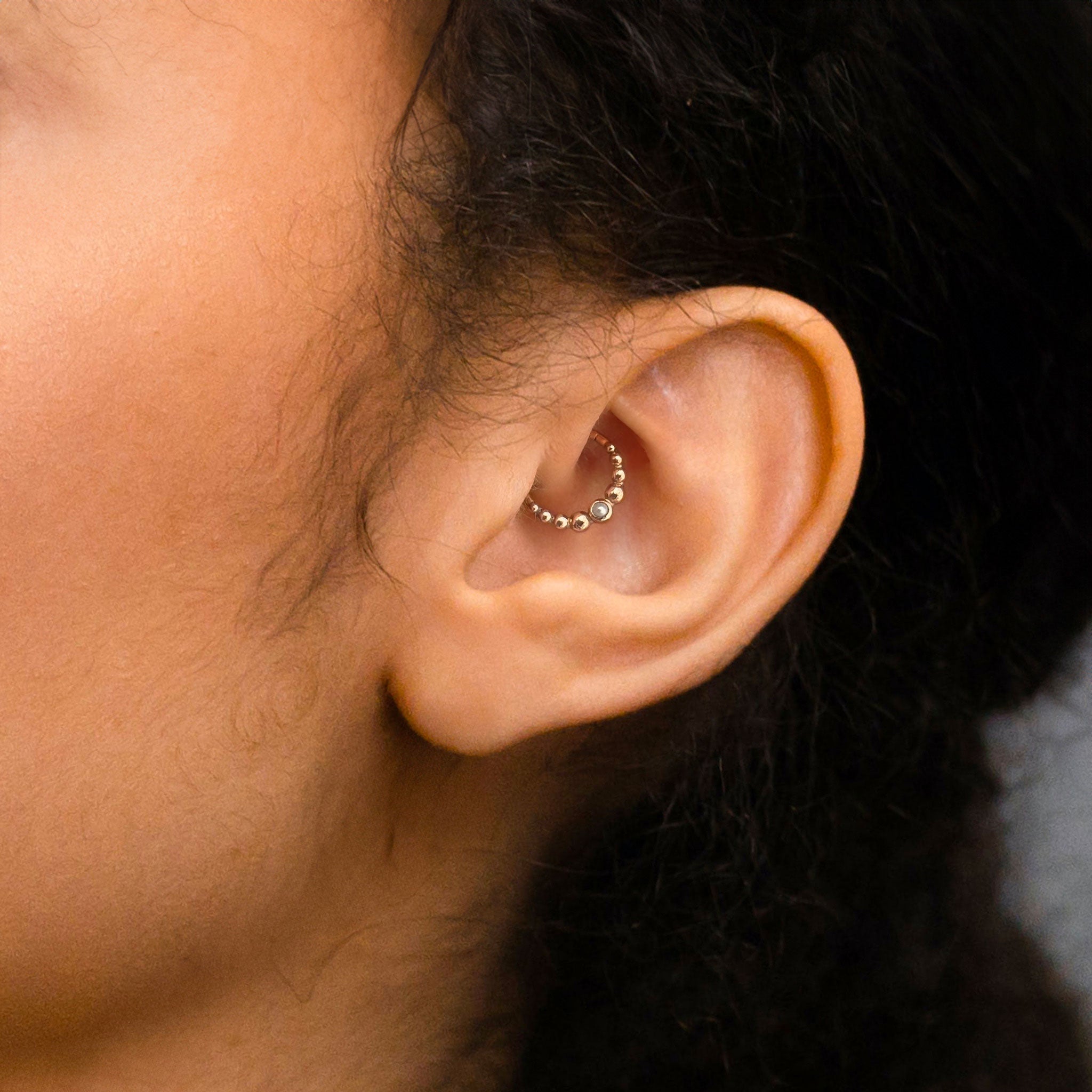 Front-facing 18k yellow gold piercing ring with beads and pearl ...